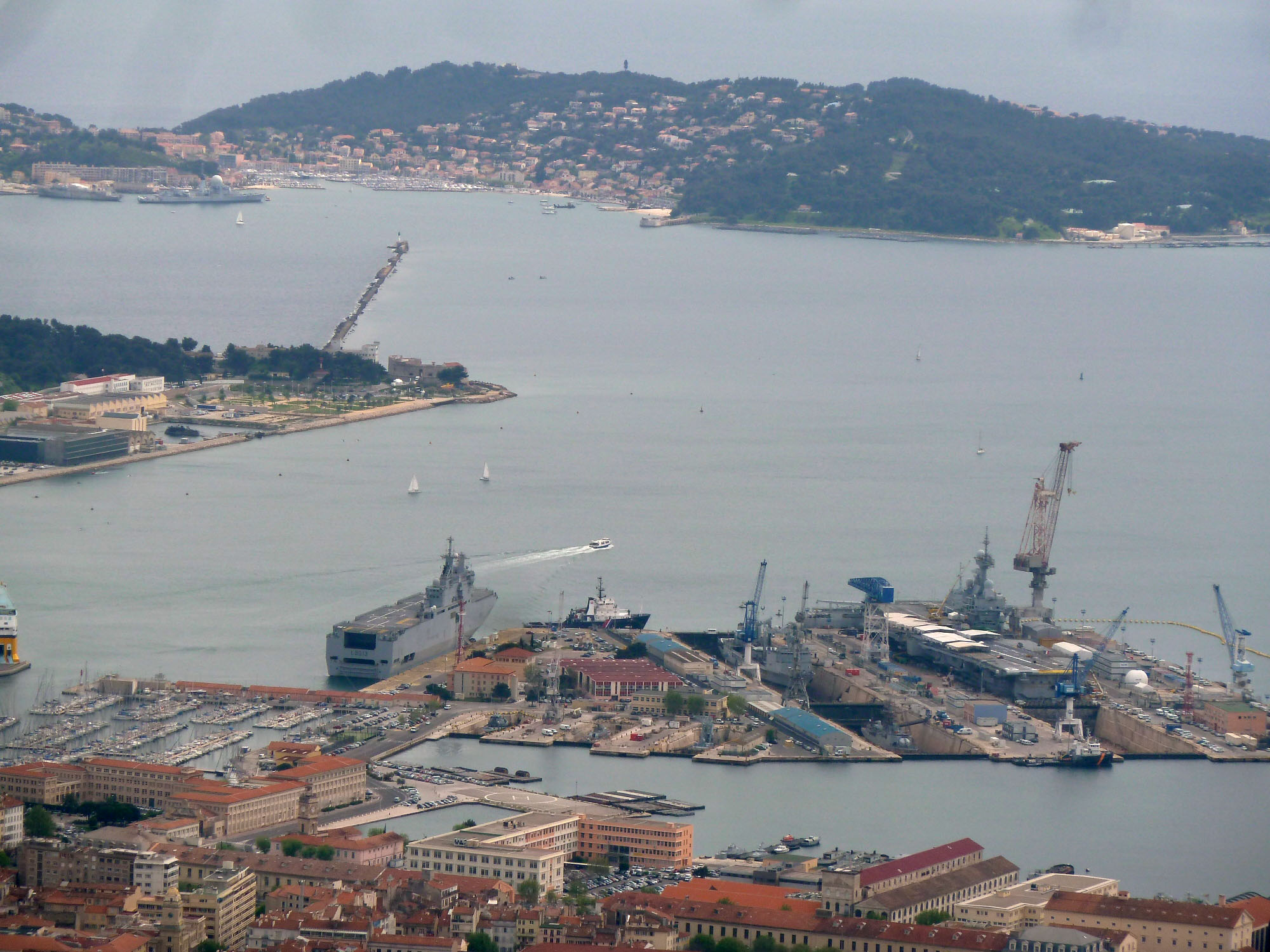 Photo à Toulon (83000) : Vue sur le port et la rade - Toulon, 332744 Communes.com