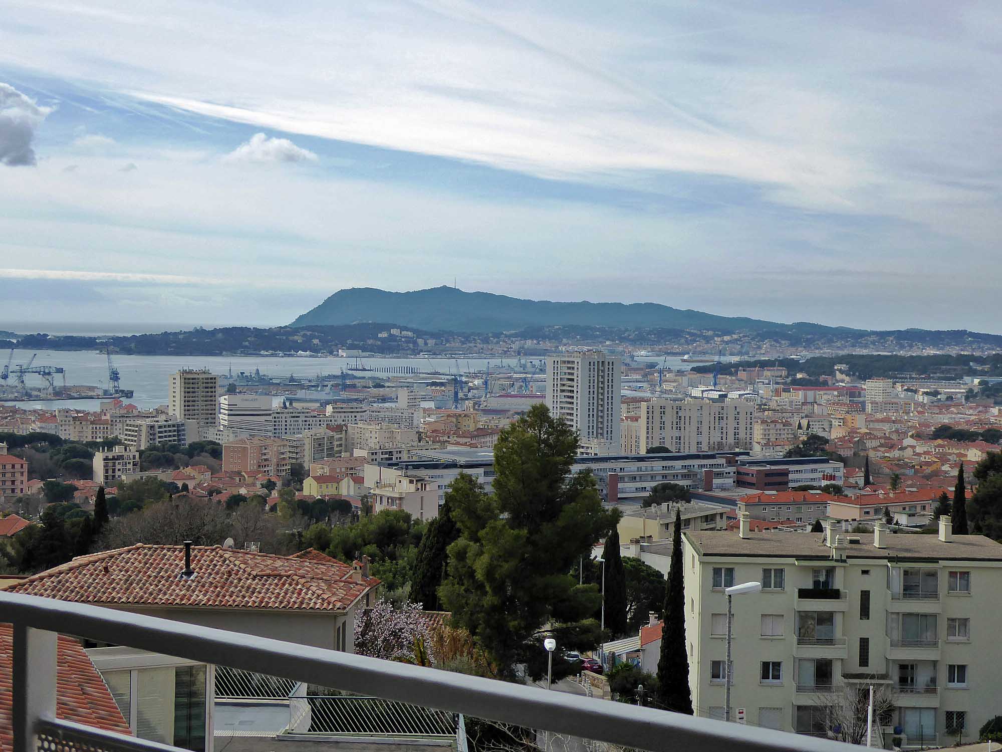 Photo à Toulon (83000) : La ville et la rade vues du téléphérique - Toulon, 436705 Communes.com
