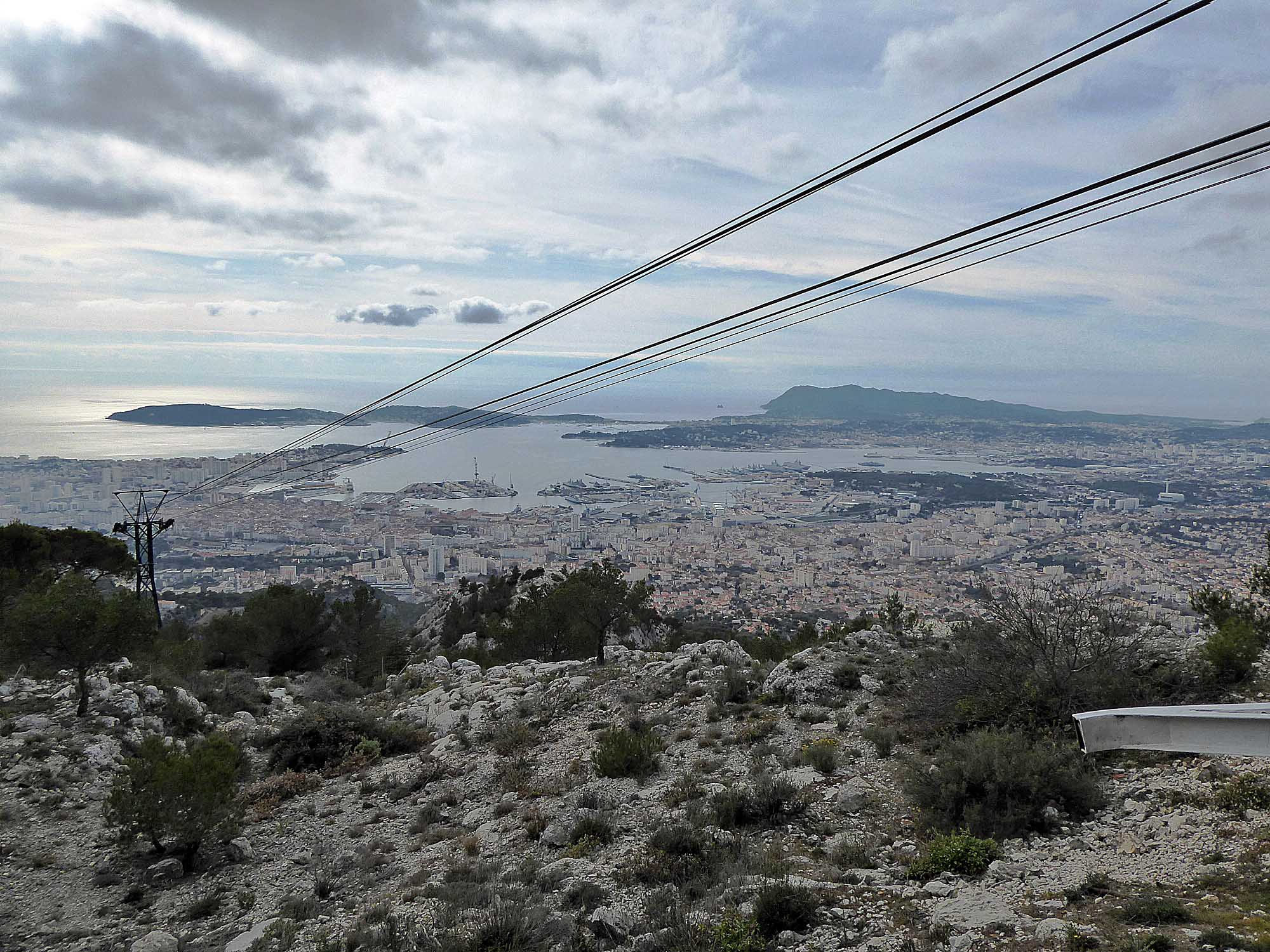 Photo à Toulon (83000) : La ville et la rade vues du téléphérique - Toulon, 436785 Communes.com